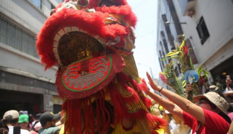 Peruanos celebran llegada del Año Nuevo Lunar chino con pasacalle del ...