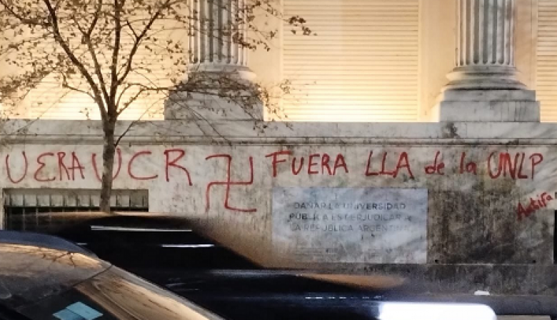 Vandalizaron fachada de la Facultad de Derecho de la UNLP, con mensaje de odio hacia la UCR y ...
