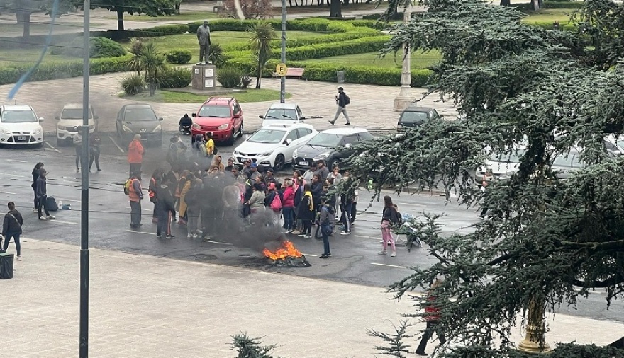 Ante un corte de calle y quema de gomas frente al Palacio Comunal ...
